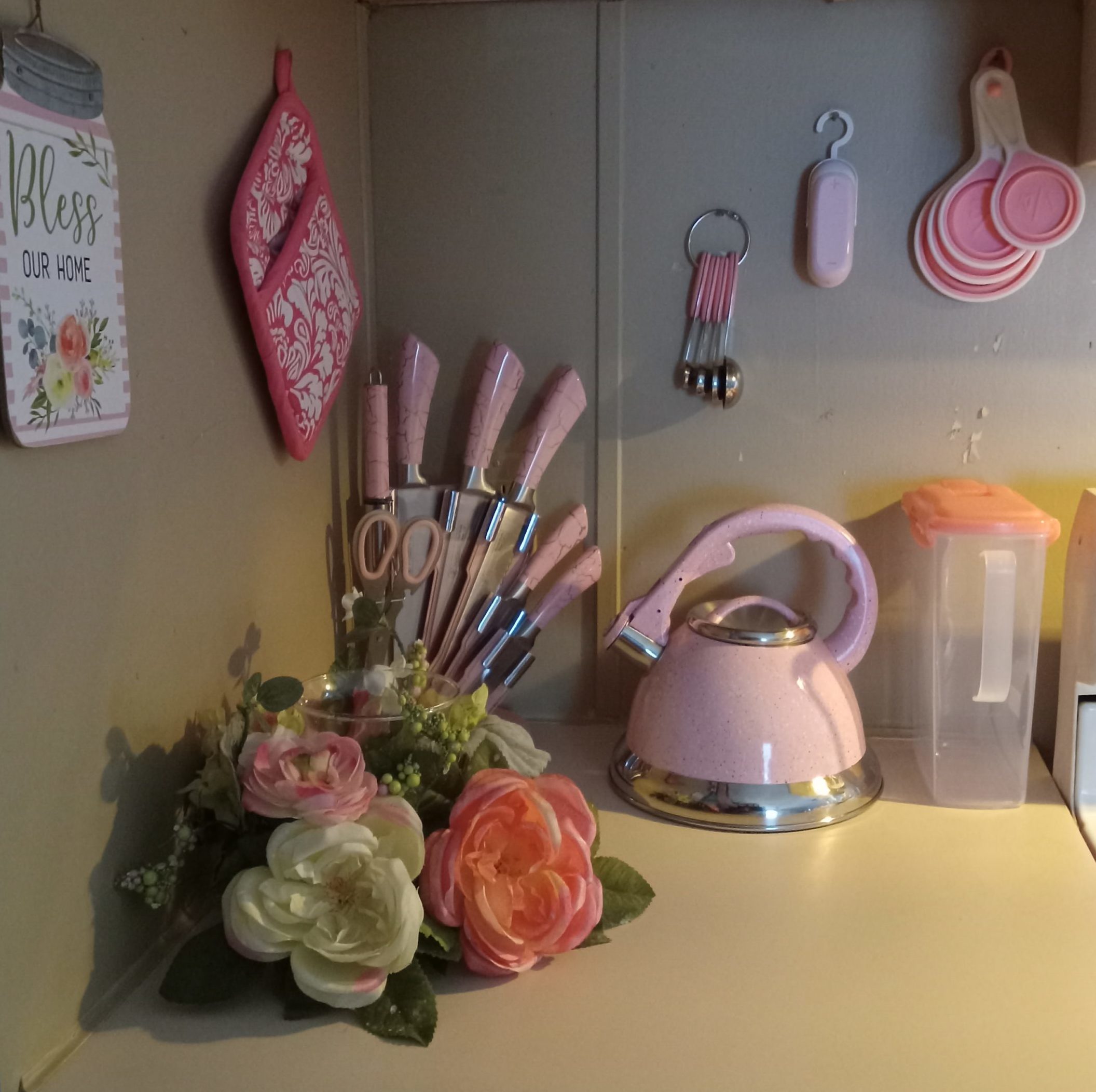 Pretty Pink Kitchen Transformation: Pink Kitchen on a Budget
